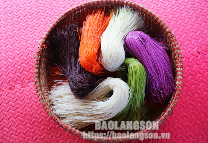 Độc đáo bún khô ngũ sắc
